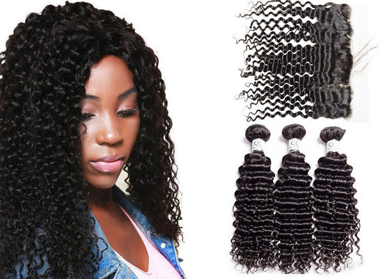 I pacchi profondi non trattati dei capelli ricci con capelli umani tinti frontale tesse