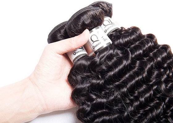 I capelli ricci profondi genuini candeggiati di Remy impacchettano con colore naturale 1b# della chiusura