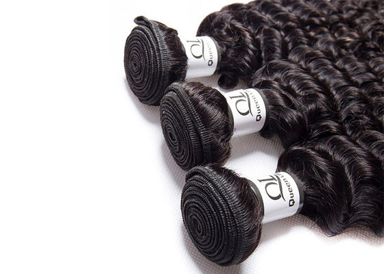 Pacchi profondi spessi e sani dei capelli ricci per le ragazze nere che spargono liberamente