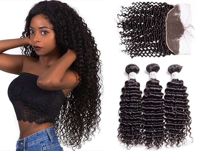 I pacchi profondi dei capelli ricci di Remy di colore naturale con il frontale del pizzo possono essere fatti un restyling