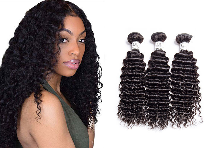 Pacchi profondi spessi e sani dei capelli ricci per le ragazze nere che spargono liberamente