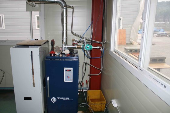 30KW Low Maintenance Wood Pellet Boiler LCD Display With Remote Control