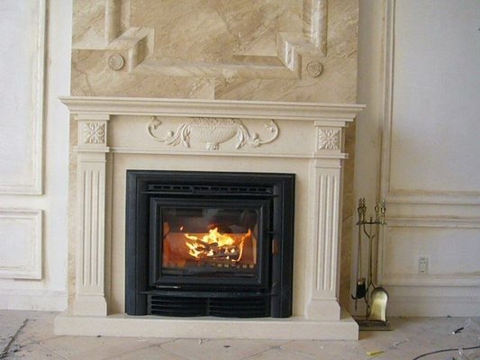 Weißer hölzerner brennender Firebox-Einsatz/Kamin fügt das Holz ein, das mit Gebläse brennt