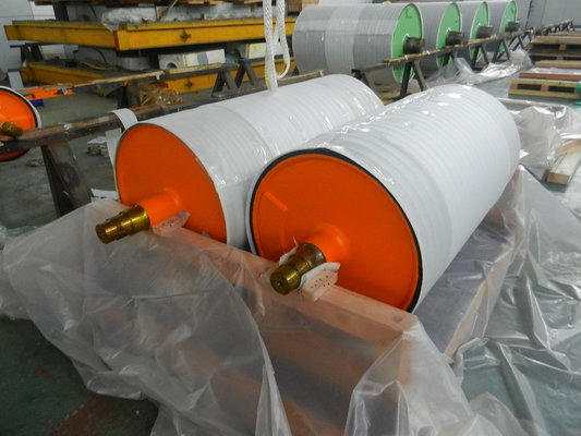 Los rodillos de acero resistentes de la longitud 3500m m con el eje sospechan para la línea que lamina