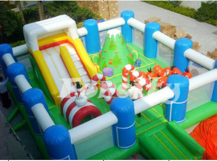 Merry Christmas Outdoor Inflatable Playground Equipment For Kids 8m * 6m * 4.5m