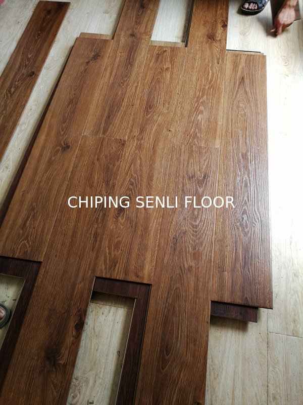 8.3mm class32 ac4 embossed V groove wax piso flotante laminate floor