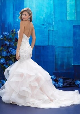 Sexy Spaghetti Strap Mermaid Tail Wedding Dress Multi Colors Building Elegantly