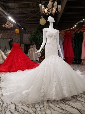Deep V-collar, slim tail, simple European and American wind belt, high-end white wedding dress