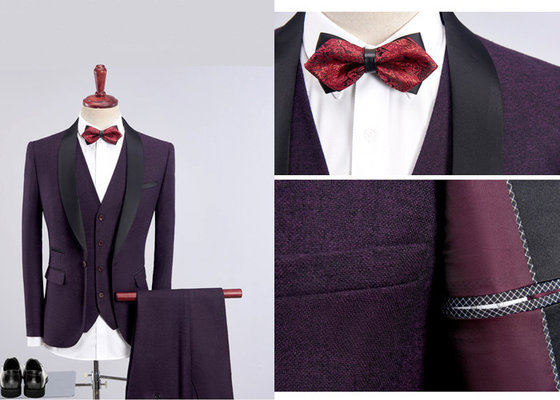Tres señores casuales del pedazo que se casan los trajes para el negocio del novio o del novio
