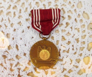 Customized Metal Award Medal with Ribbon Gold Plating With Eagle Logo