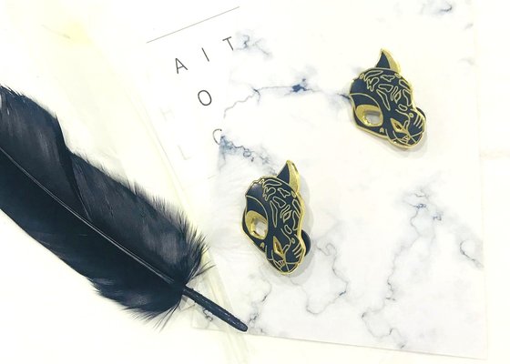 Black Panther Shaped Customized Hard Enamel Laple Pins With Golding Plating