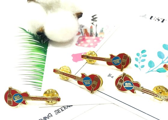 Delicate Guitar Shaped Gold Plating Custom Enamel Badges No Minimum Order