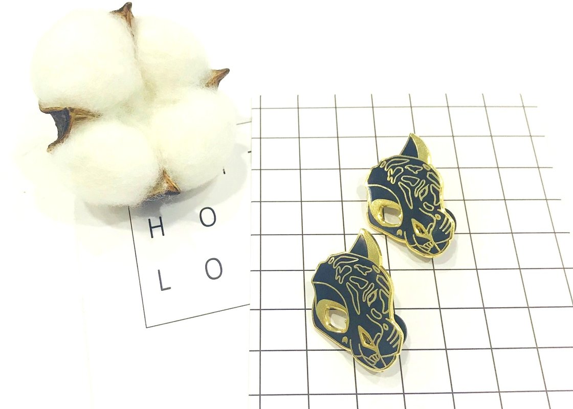Black Panther Shaped Customized Hard Enamel Laple Pins With Golding Plating