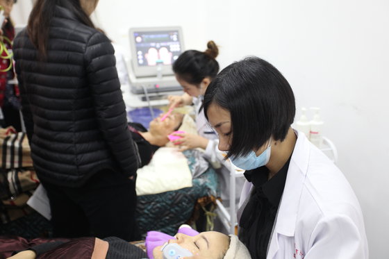 15 Inch Portable Korea HIFU Beauty Machine Wrinkle Removal / Skin Rejuvenation supplier
