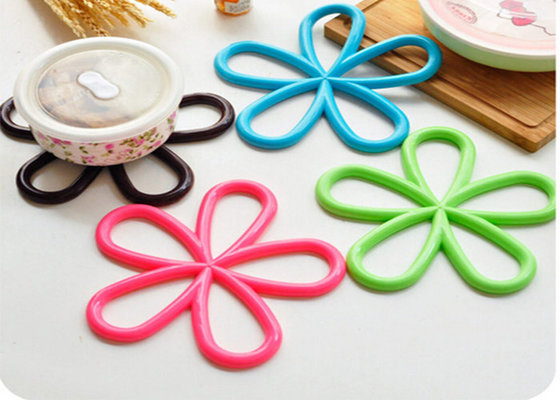 Flowwer Shaped Silicone Table Mat , Heat Resistant Silicone Kitchen Utensils OEM
