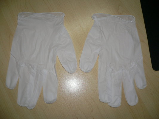 White colour 3.5 mil synthetic vinyl powdered gloves ambidextrous , beaded cuff