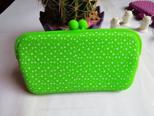 New fashion cheap eco-friendly square shaped zipper embossed&debossed silicone coin purse