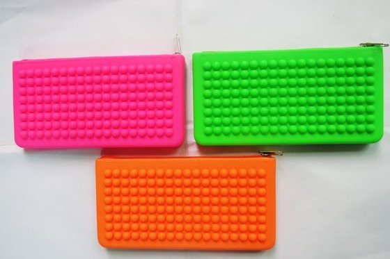New fashion cheap eco-friendly square shaped zipper embossed&debossed silicone coin purse