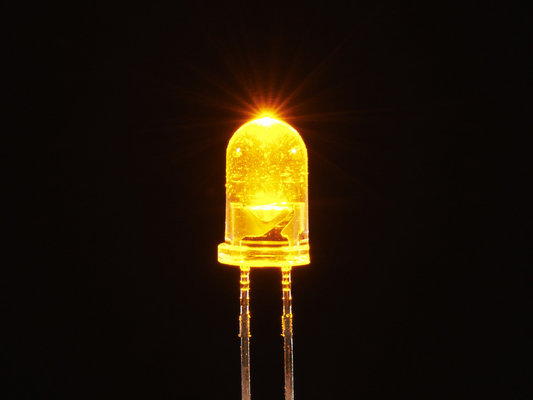 F5 Round Head 5mm Through Hole LED Diode 588-590nm 0.06W 30 Degree 3000mcd