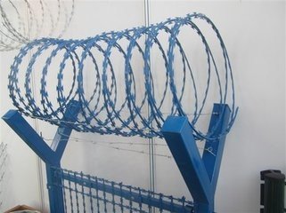 Various BTO CBT Types Razor Barbed Wire With Single / Cross Coil