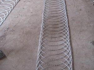 Various BTO CBT Types Razor Barbed Wire With Single / Cross Coil