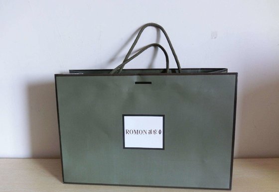 christmas printed custom design shopping paper bag 250g c1s art paper,cheap paper bag with bow tie ribbon
