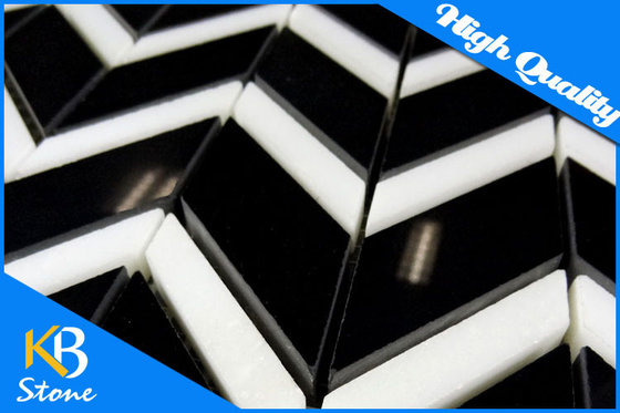 Irregular Polished Marble Mosaic Tiles Black Mixed White for Bath Wall / Exterior Wall Decor