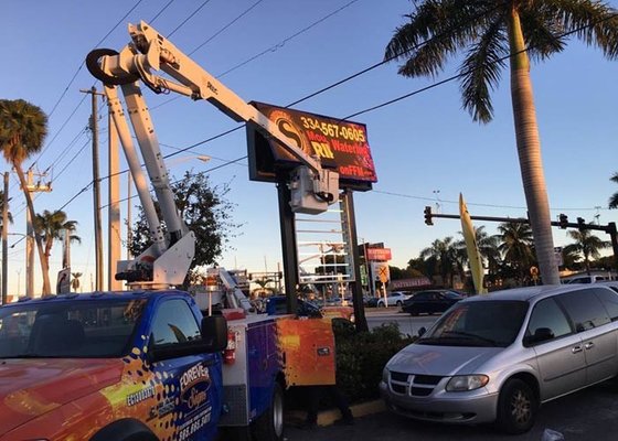Waterproof P10 Outdoor LED Billboard , High Resolution LED Display With High Refresh Rate