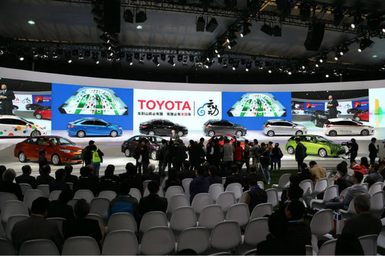 Full Color Curved LED Video Wall / P5.95 Indoor LED Screen Hire For Stage Background