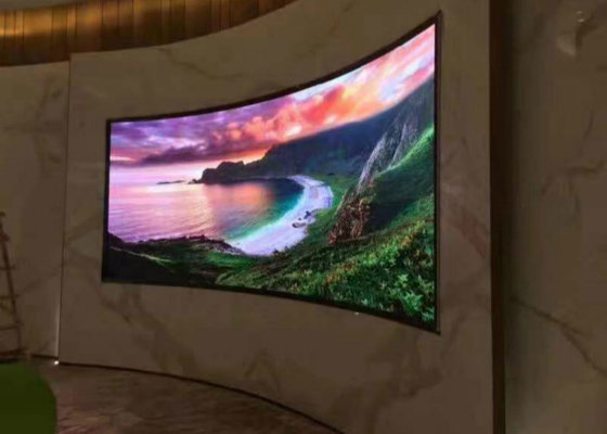 1200 Nits Indoor Digital Billboards HD P2.5 Good Color Conformity With Curved Effect