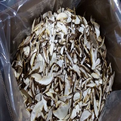 Factory Price  Premium Bulk Dried Shiitake Mushroom Slices with Stem in 10 KGS Pack