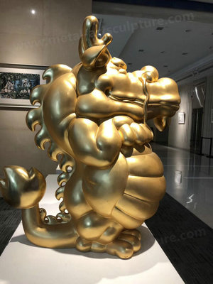 ドラゴンによって塗られる漫画の金属動物はホテルのロビーの表示としてステンレス鋼を彫ります
