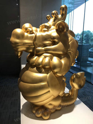 ドラゴンによって塗られる漫画の金属動物はホテルのロビーの表示としてステンレス鋼を彫ります