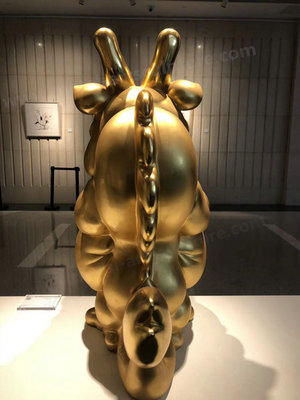 ドラゴンによって塗られる漫画の金属動物はホテルのロビーの表示としてステンレス鋼を彫ります