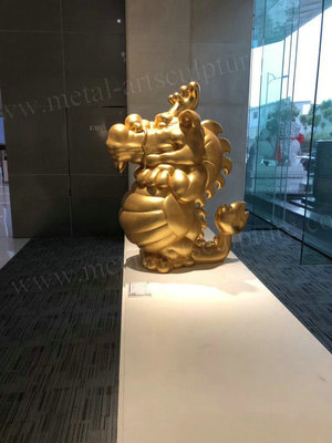 ドラゴンによって塗られる漫画の金属動物はホテルのロビーの表示としてステンレス鋼を彫ります