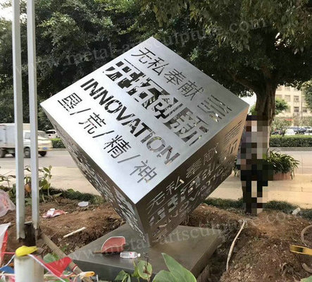 外の装飾として現代美術の炉の金属の立方体の彫刻のステンレス鋼