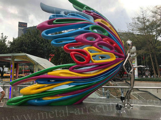 都市陸標として翼の金属の芸術の彫刻によって塗られる色の人体