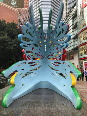 都市陸標として翼の金属の芸術の彫刻によって塗られる色の人体