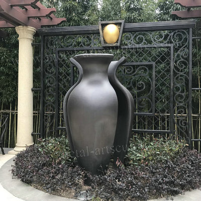 つぼによって形づけられる金属の芸術の彫刻の黒の色によって塗られる金属の芝生の彫刻