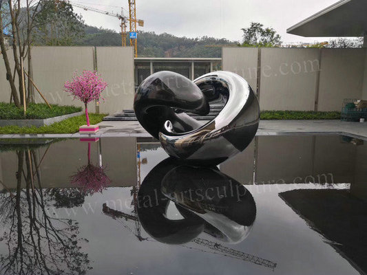 磨かれた別荘の装飾として概要によって映される表面の金属の彫刻の芸術家