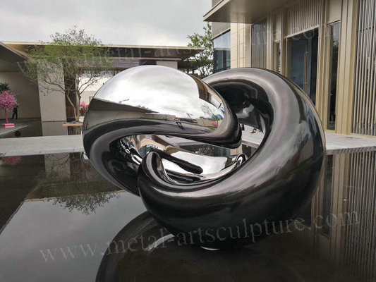 磨かれた別荘の装飾として概要によって映される表面の金属の彫刻の芸術家