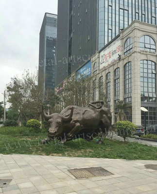 巨大な青銅色のBullの彫像の青銅の足車の屋外の芝生の装飾の創造的な形