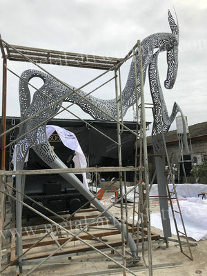 金属の馬の彫像によって磨かれるステンレス鋼の彫刻は形のすばらしい設計をくり抜きます