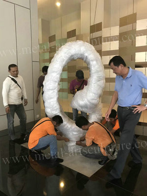 マレーシアのホテルの装飾のための磨かれた表面の円の形の概要の屋外の彫刻