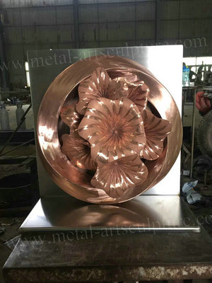 彫刻が磨かれたステンレス鋼の彫刻によって/モールの内部の金属の庭は開花します
