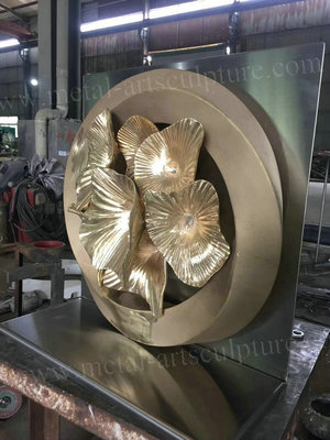 彫刻が磨かれたステンレス鋼の彫刻によって/モールの内部の金属の庭は開花します
