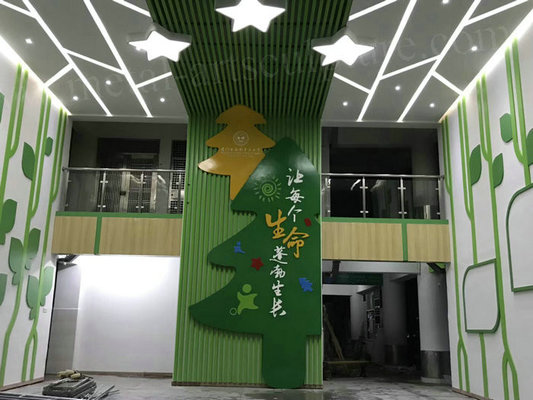 完全な手によって切り分けられる注文のガラス繊維の彫像、学校の壁の金属の救助の彫刻