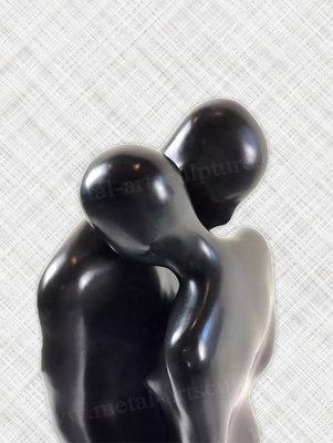 現代的なブロンズ彫刻の屋内装飾として概要によって塗られる恋人の彫像