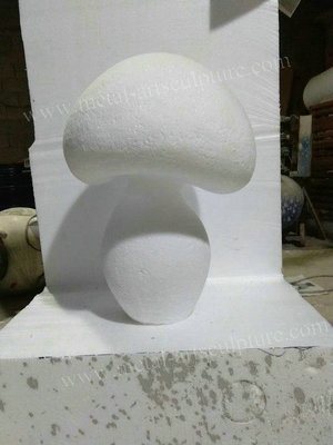庭は金属のきのこの彫刻の芸術によって形づけられる近代美術の彫像を飾ります