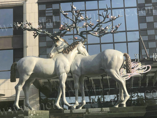 かわいいガラス繊維の現代屋外の彫刻のホテルの装飾として美しい動物のシカの形